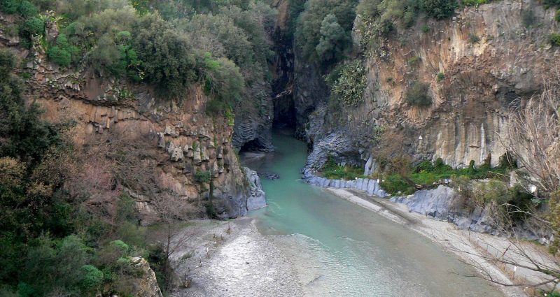 “Salviamo il fiume” Alcantara. Sabato 15 una task force per ripulire le ...
