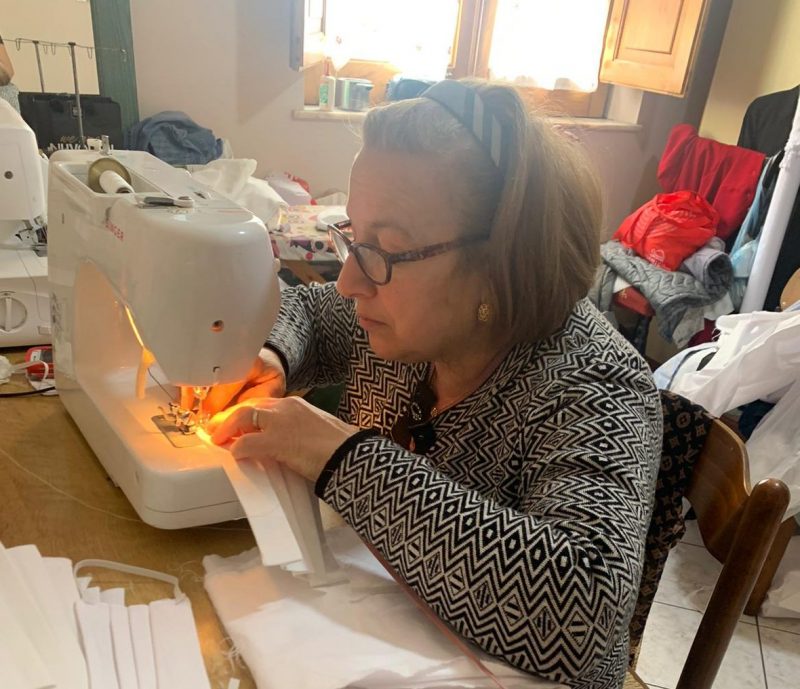 Fiumefreddo, sarta all'opera per creare e donare mascherine