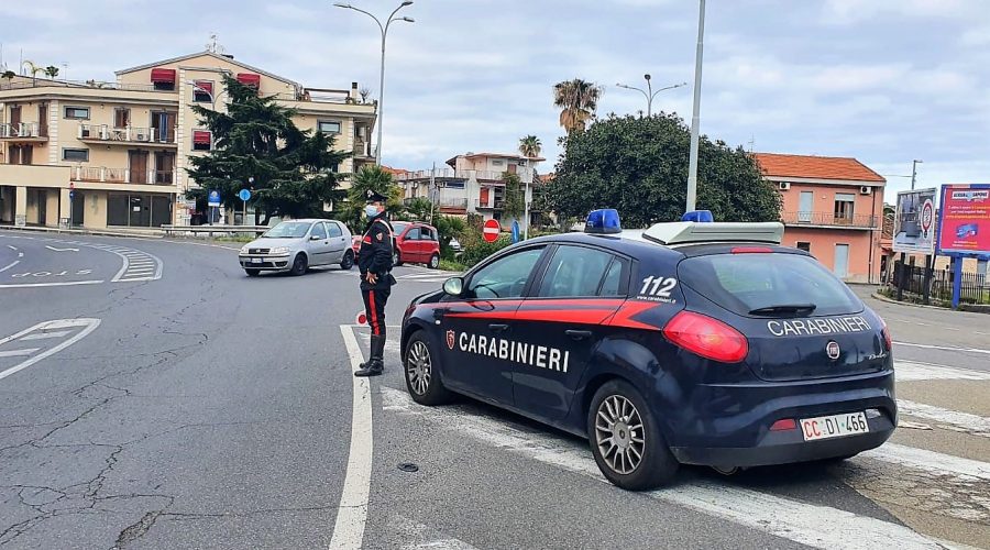 Mascali, 29enne ubriaco e ludopatico picchia la moglie davanti ai figli