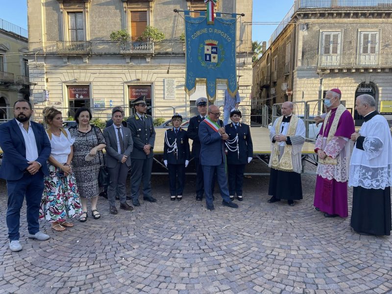 Riposto accoglie il nuovo parroco Marco Catalano. Il saluto del sindaco ...