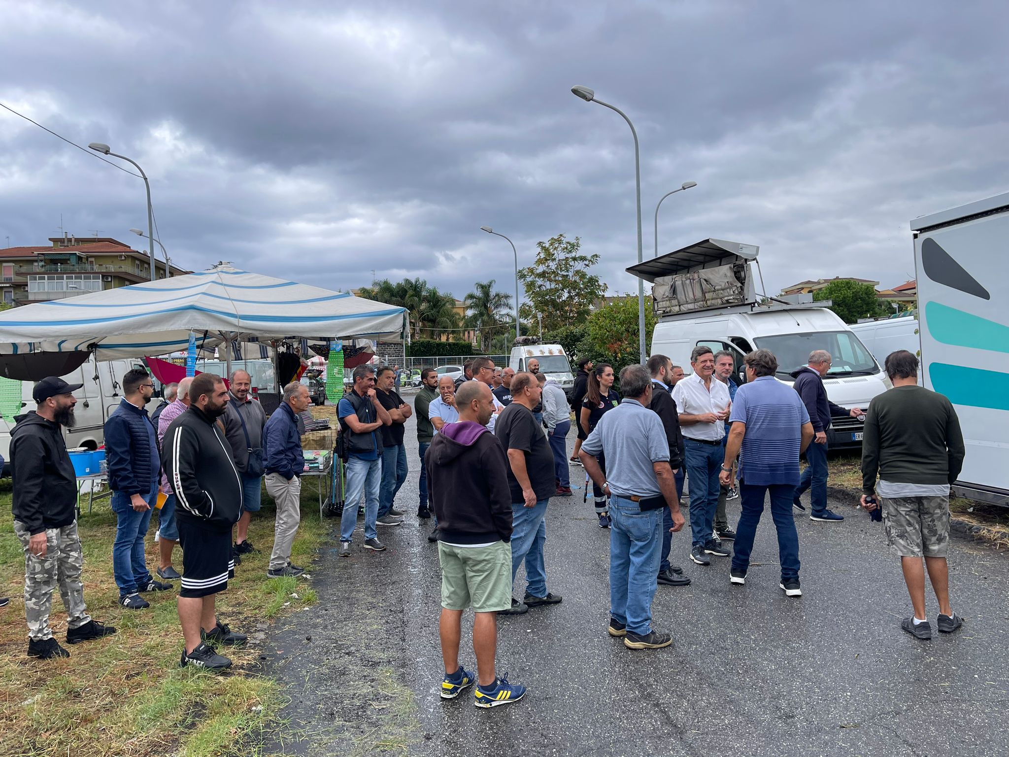 Esordio "bagnato" della Fiera del giovedì. E il "fuoco amico" della ...