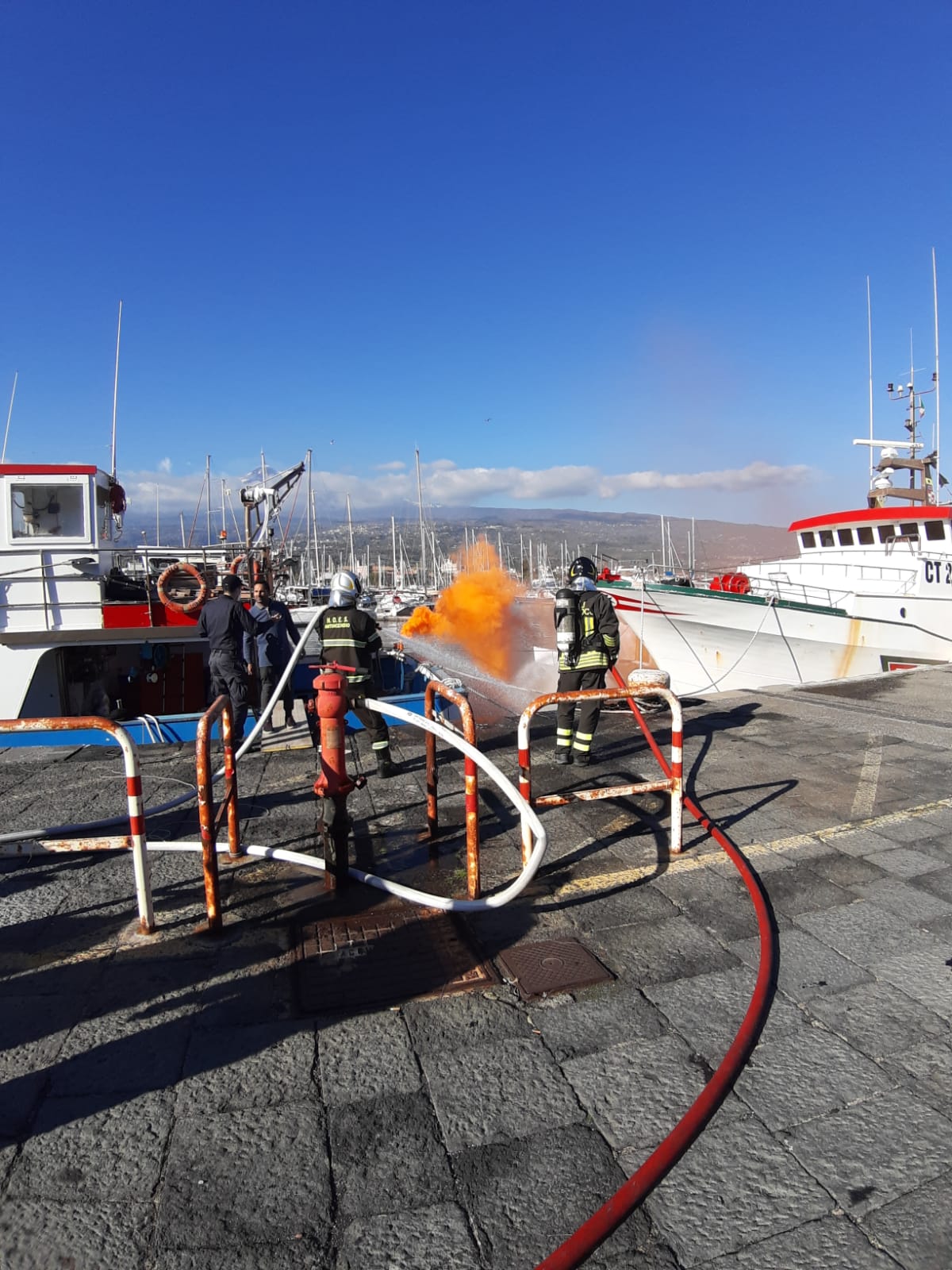 Esercitazione antincendio della Guardia costiera al porto di Riposto