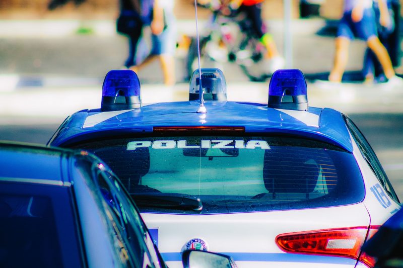 Bloccato dai "Falchi" della polizia mentre tenta di rubare tre zaini in una vettura