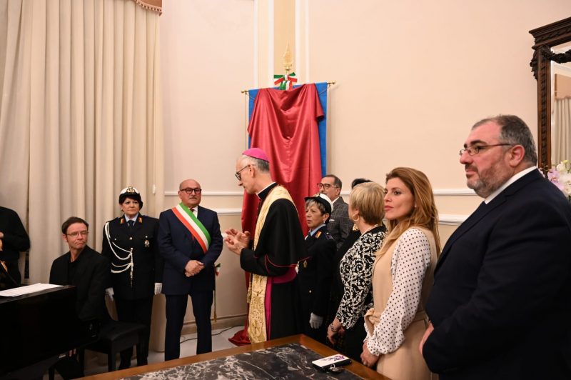 Riposto, svelato il nuovo Gonfalone. Inaugurata in municipio la ...