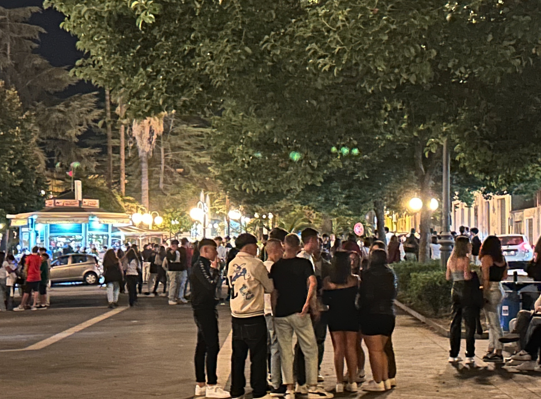 Giarre, i giovani riscoprono piazza Carmine: folla di ragazzi i sabato sera, come negli Anni 90
