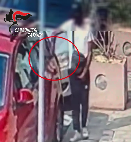 Tenta di rubare su un’auto e aggredisce il proprietario. Bloccato e denunciato dai Carabinieri