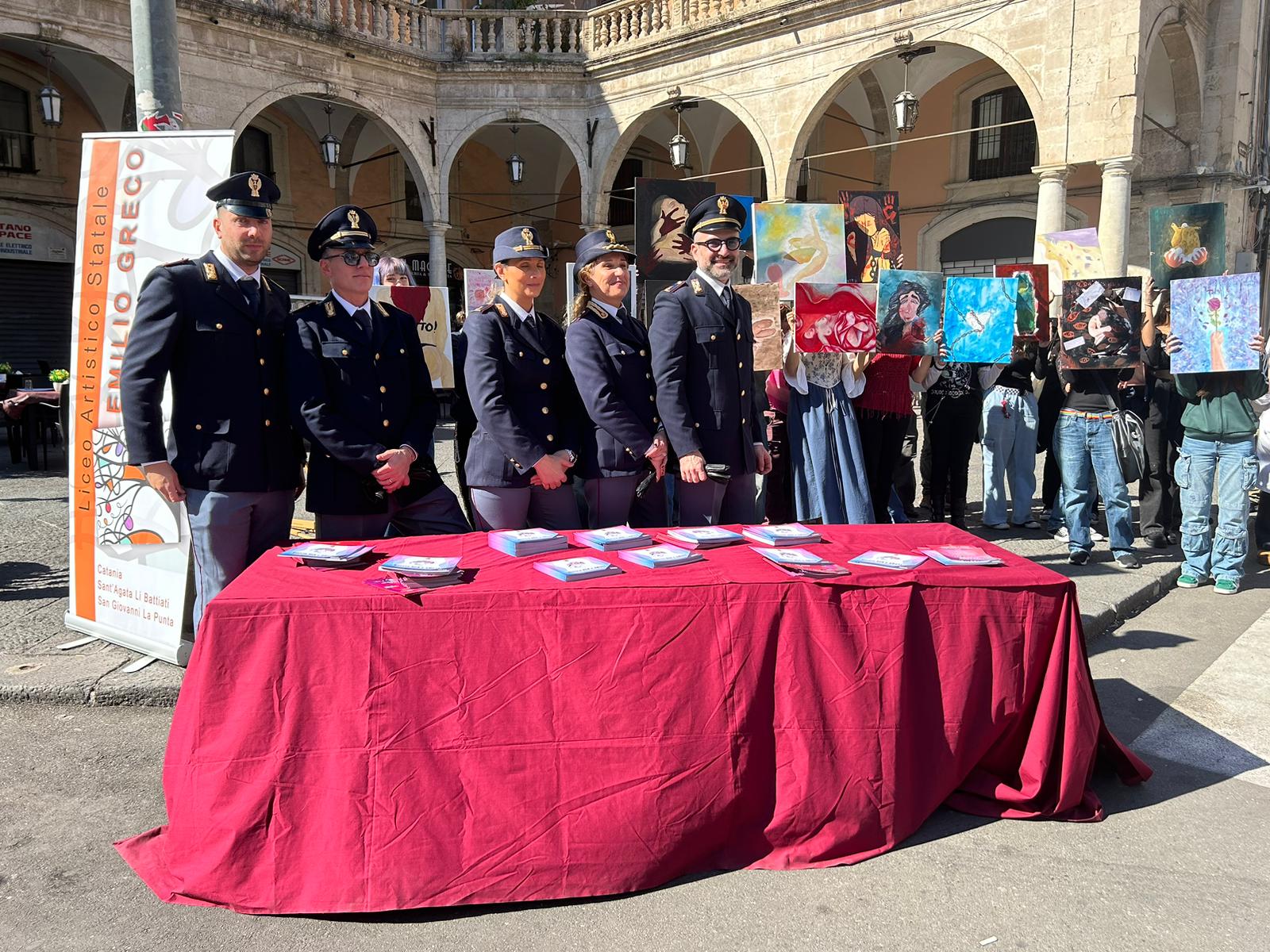 Catania, in piazza Mazzini il camper della Polizia di Stato per "Questo ...