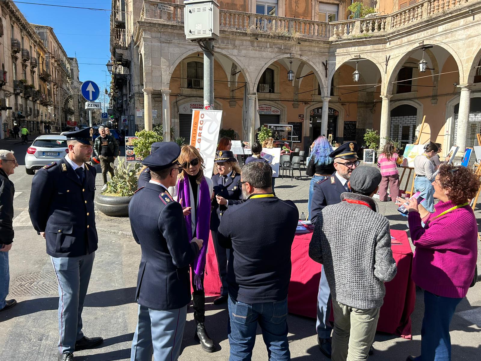 Catania, in piazza Mazzini il camper della Polizia di Stato per "Questo ...