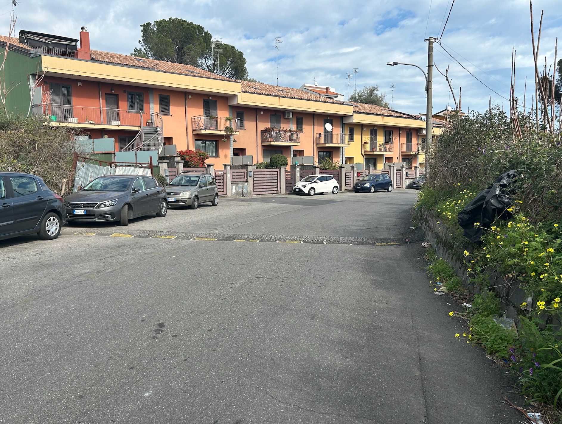 Giarre, i dossi di via delle Rose si trasformano in una commedia