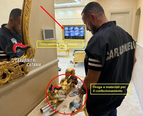 Scoperta una piazza di spaccio in un appartamento di via della Capinera
