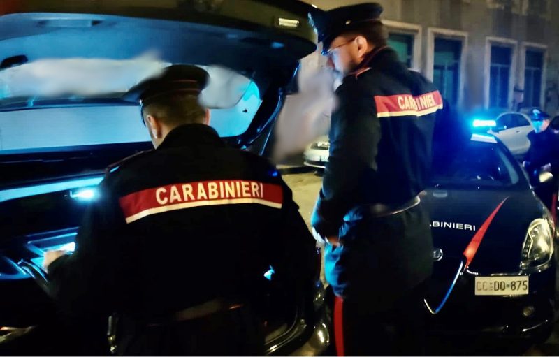 Picchia e tenta di strangolare l'anziano marito: arrestata una 53enne