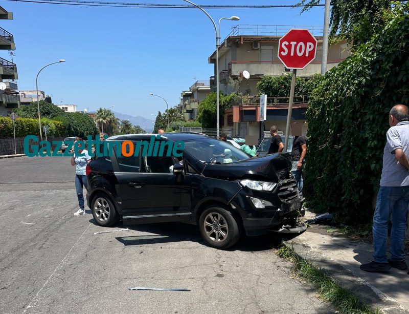 Giarre, violento scontro tra via Silvio Pellico e via Aldo Moro