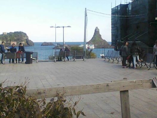 Aci Trezza: “piazza Verga nel degrado”